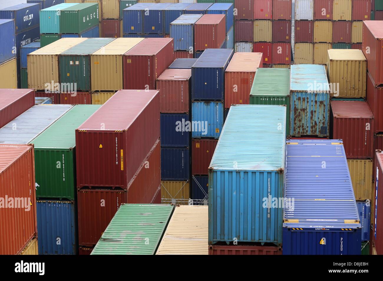 The partly loaded container ship 'CMA CGM Alexander von Humboldt' lies ...