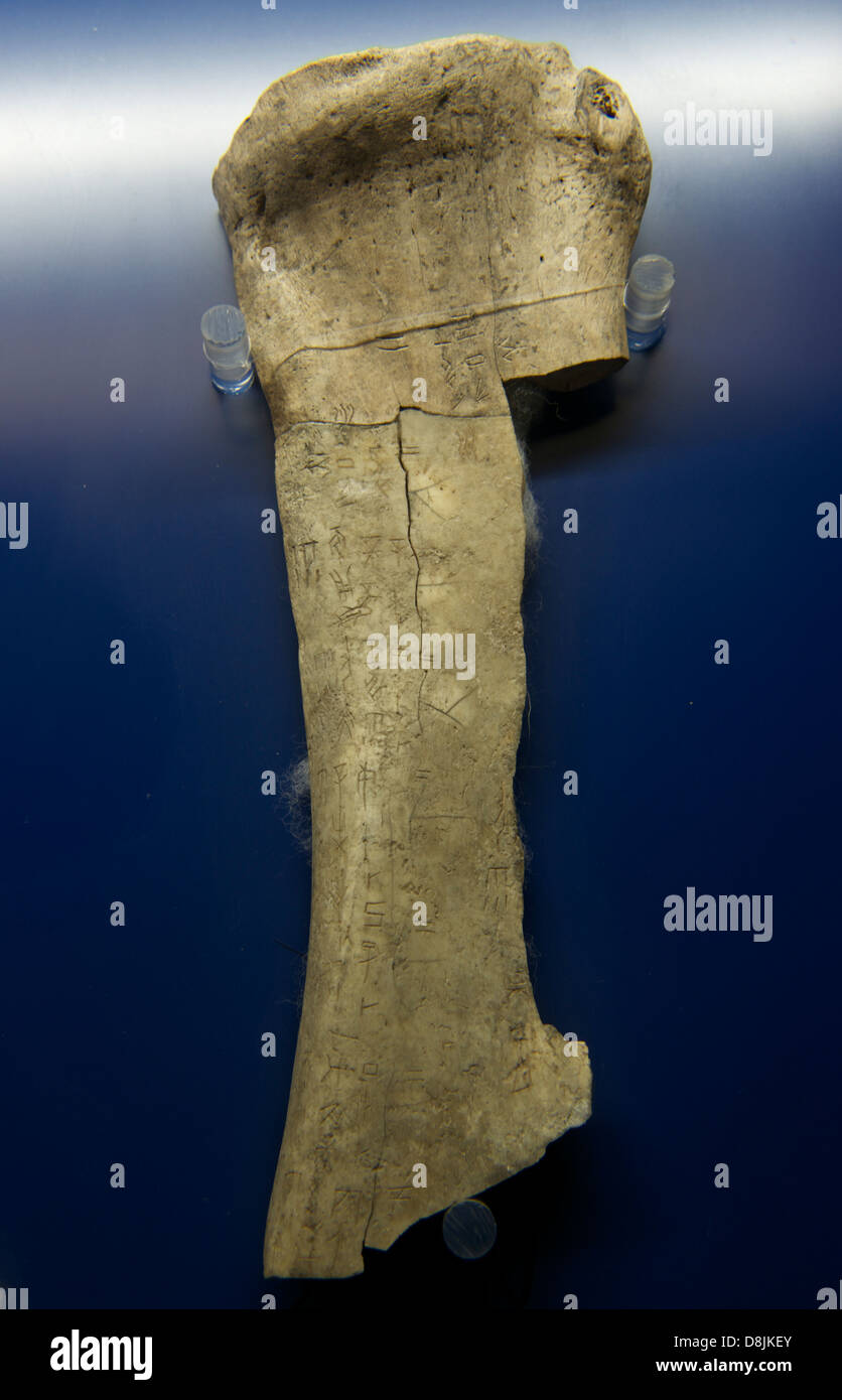 Shang dynasty oracle bone hi-res stock photography and images - Alamy