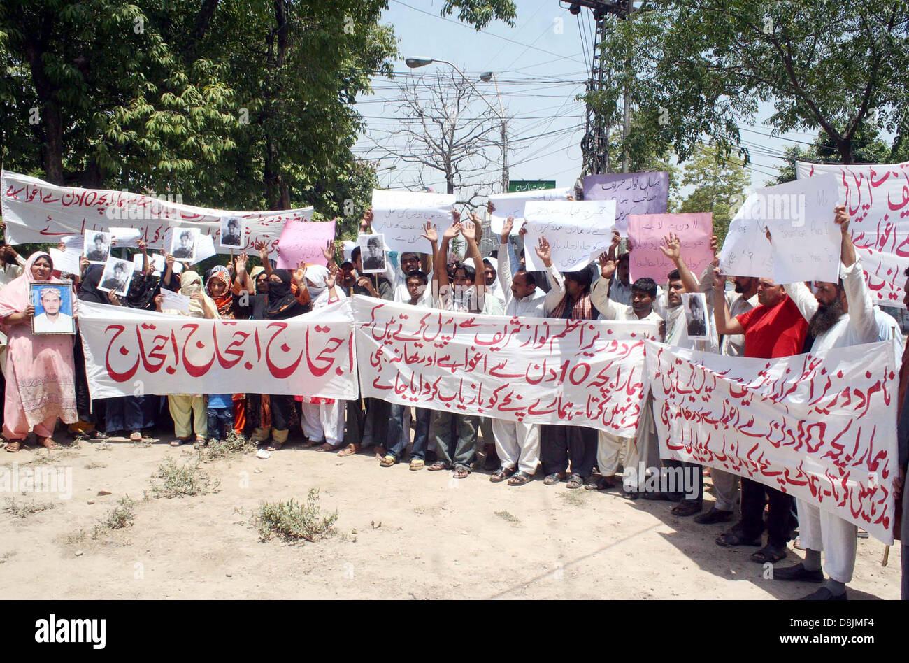 Residents of Liyya District chant slogans against kidnapping of their ...