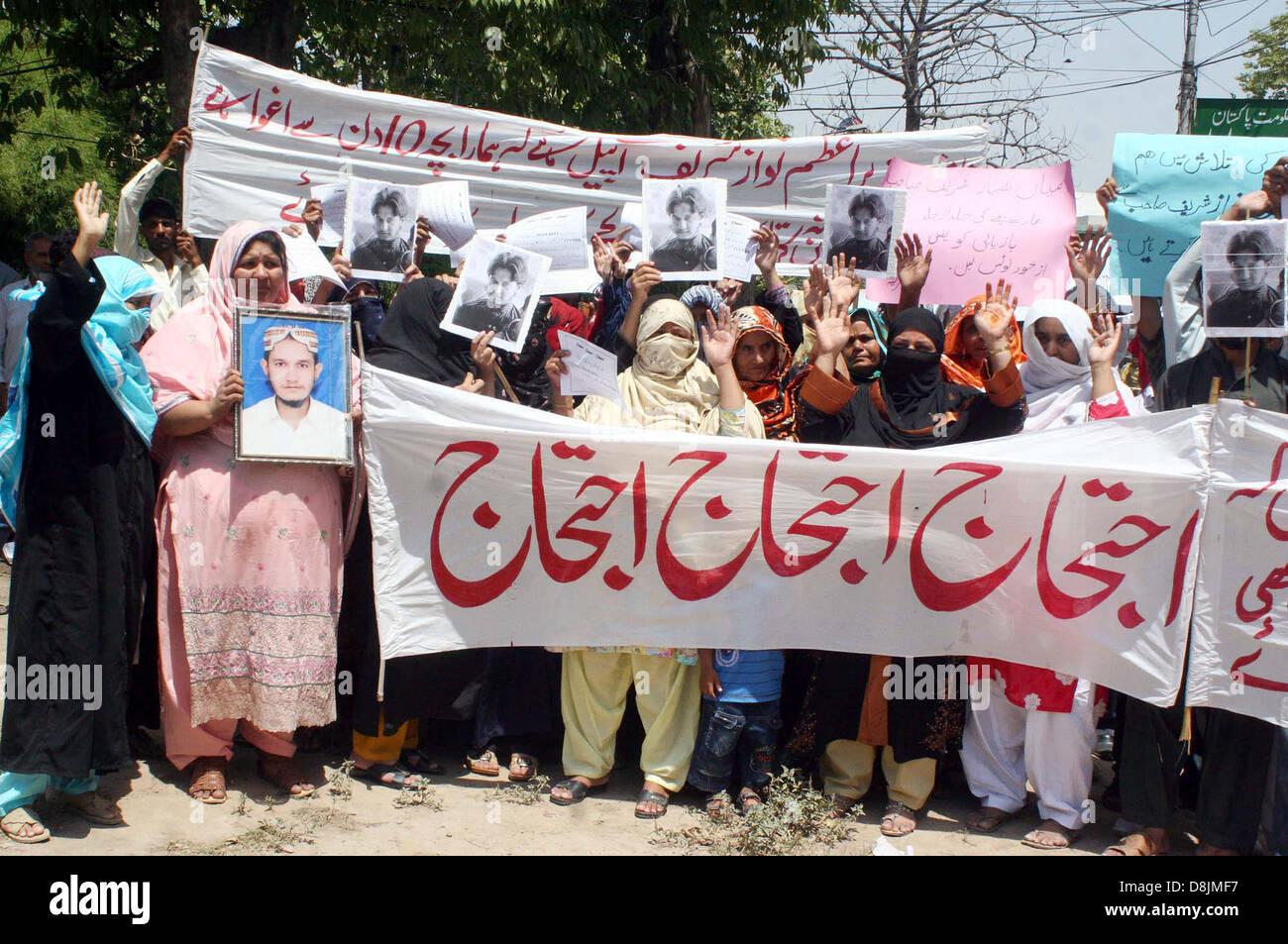 Residents of Liyya District chant slogans against kidnapping of their ...