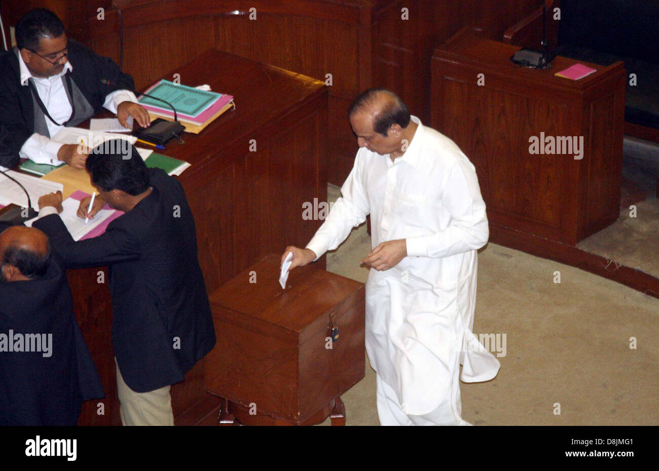 Newly-elected Sindh provincial assembly members casting their votes for ...