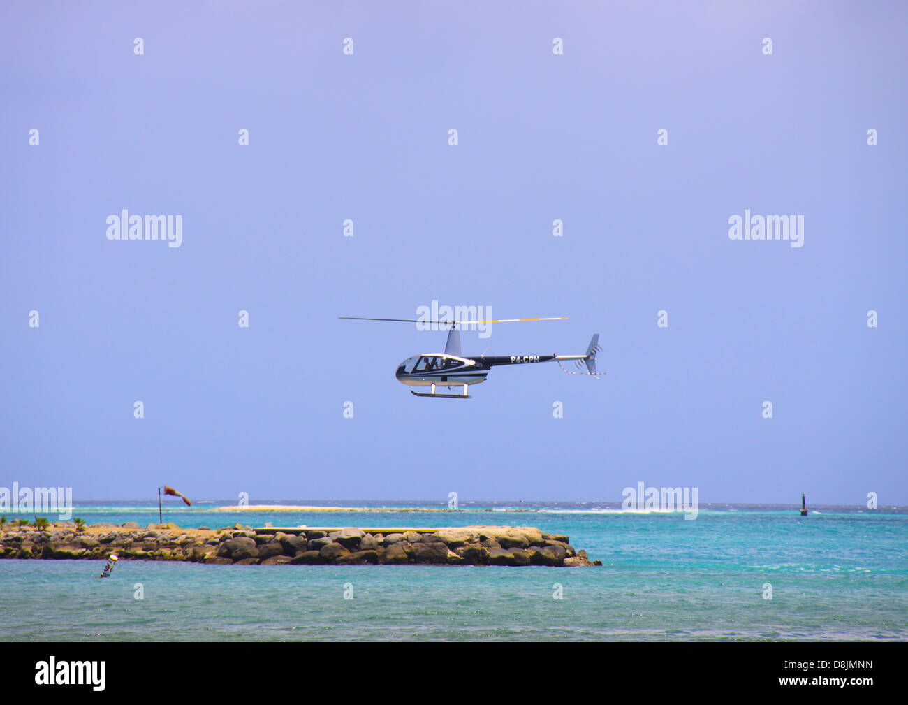 Robinson r22 helicopter flying hi-res stock photography and images - Alamy