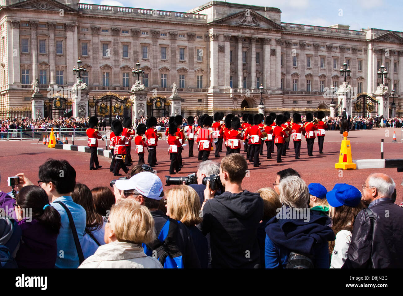 Crowd buckingham palace hi-res stock photography and images - Alamy