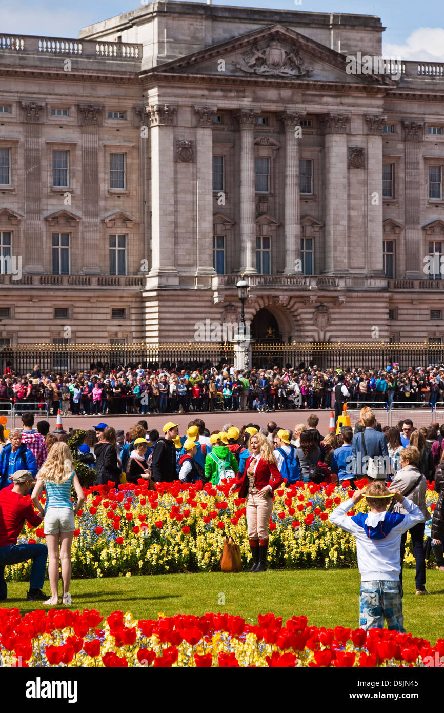 Crowd buckingham palace hi-res stock photography and images - Alamy
