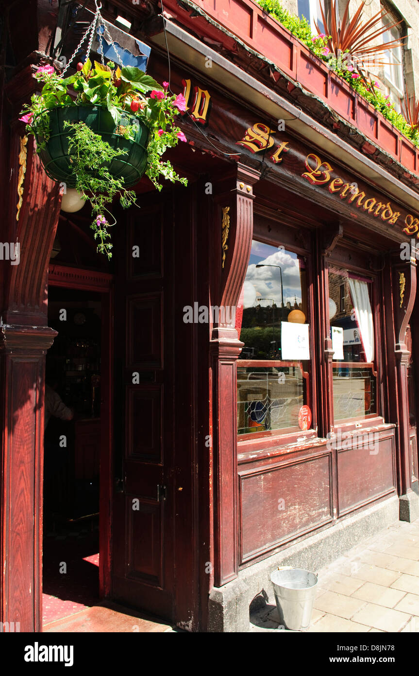St bernards pub hi-res stock photography and images - Alamy