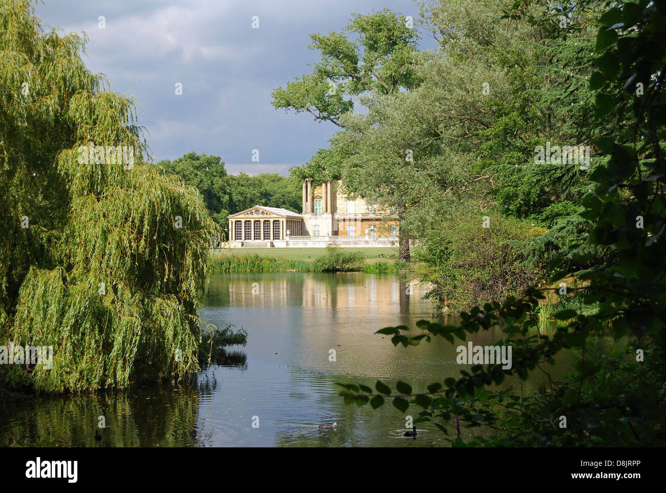 Exterior view buckingham palace hi-res stock photography and images - Alamy