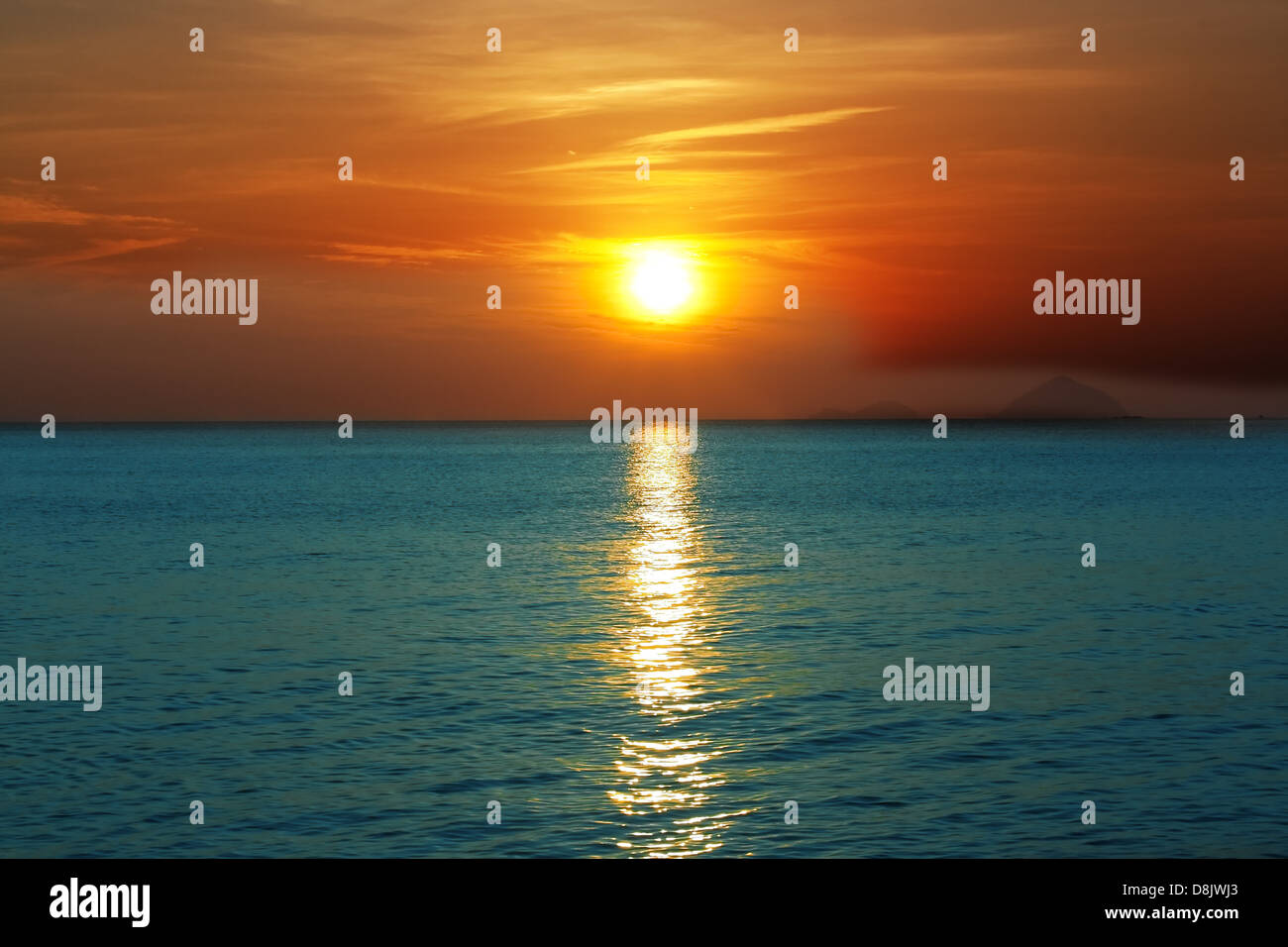 Bright sunset over ocean waves hi-res stock photography and images - Alamy
