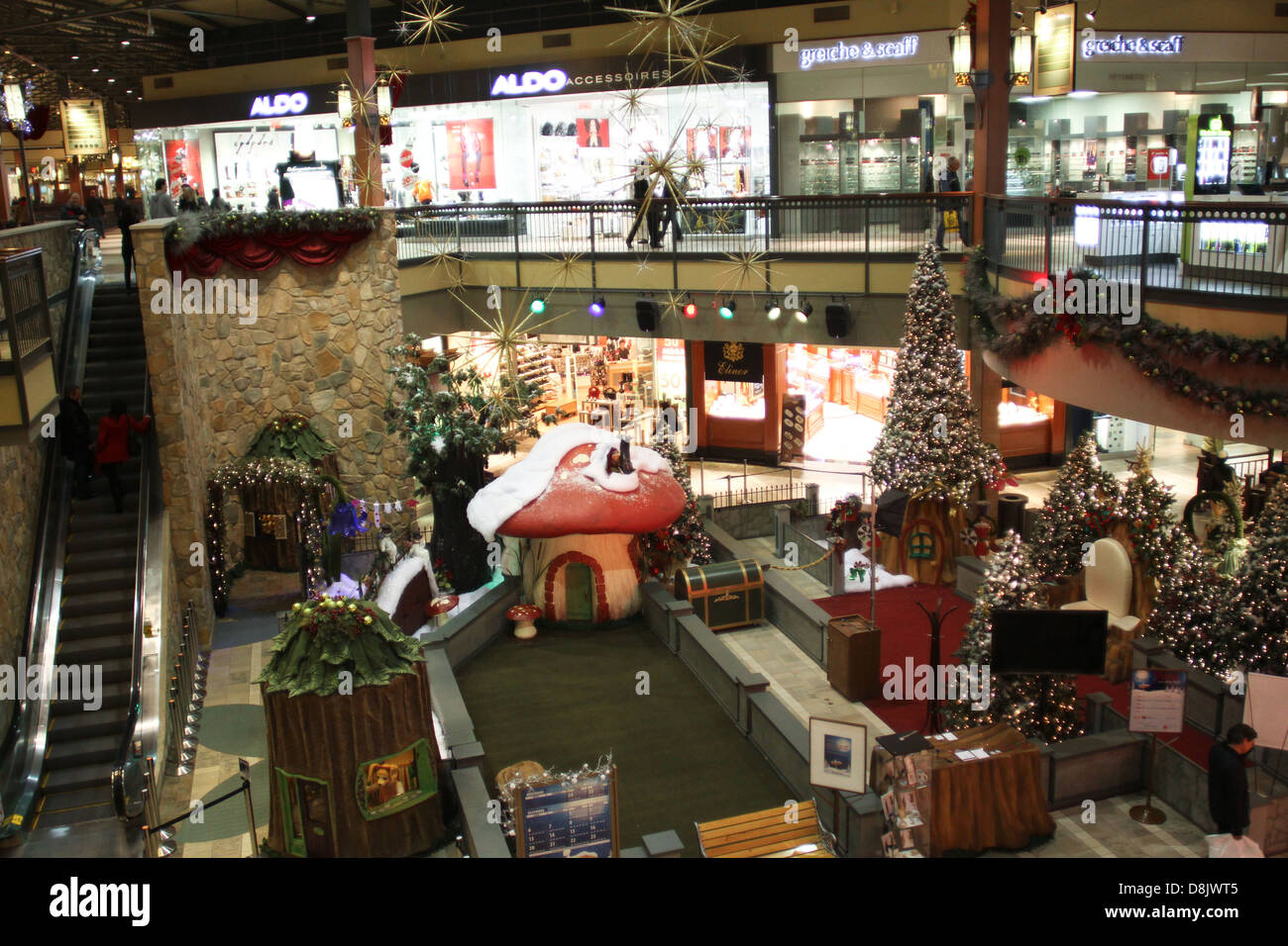 Holiday shoppers at the Promenades shopping mall in St-Bruno , Quebec ...