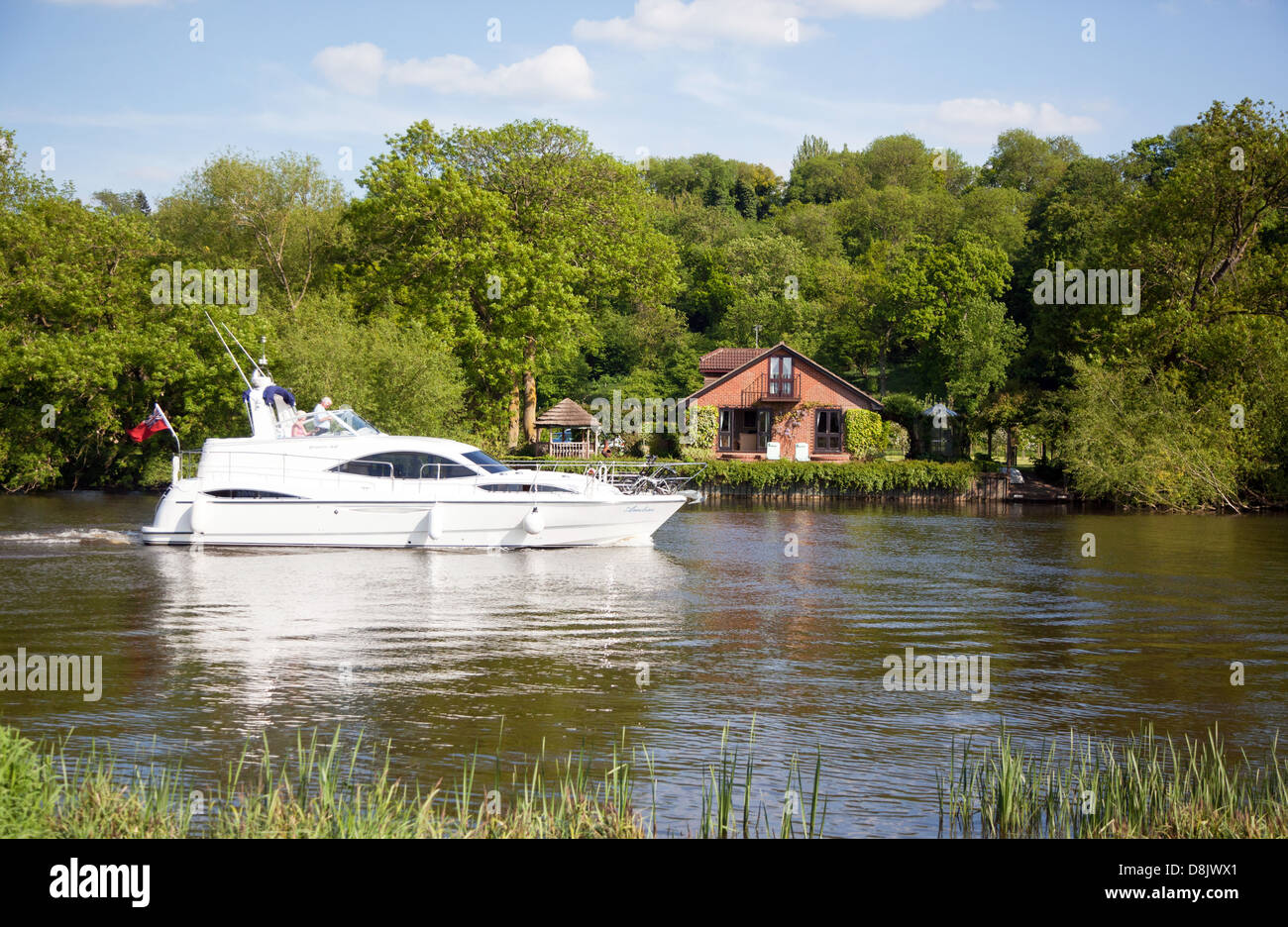 Riverside house hi-res stock photography and images - Alamy