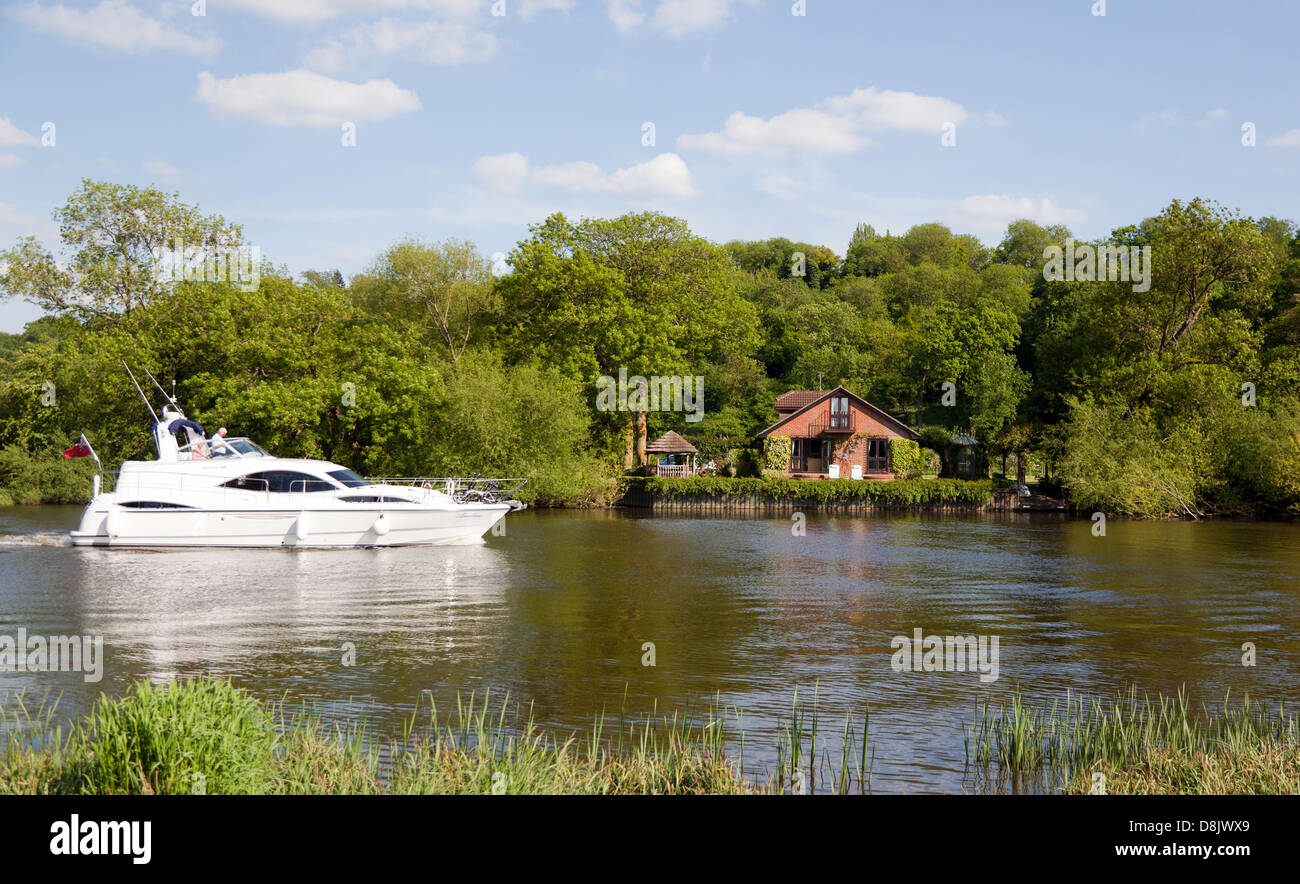 House boats boat hi-res stock photography and images - Alamy