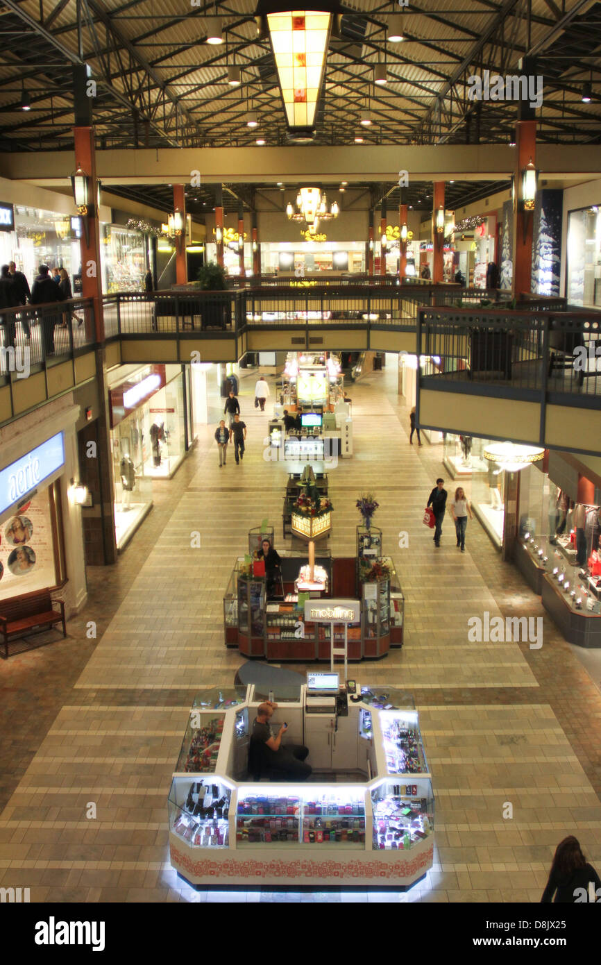 Holiday shoppers at the Promenades shopping mall in St-Bruno , Quebec ...