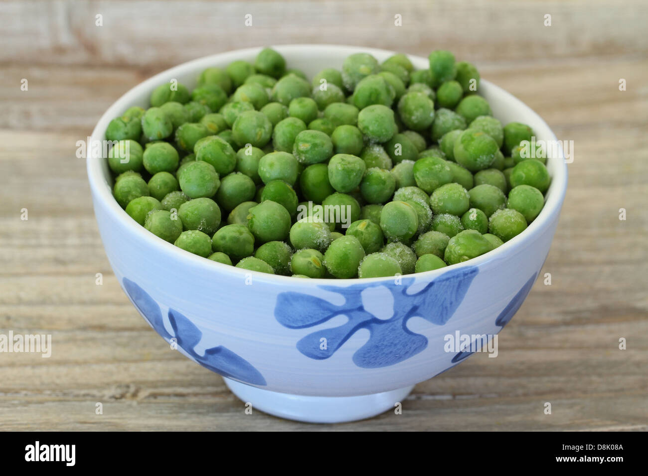 Bowl of frozen green peas Stock Photo - Alamy
