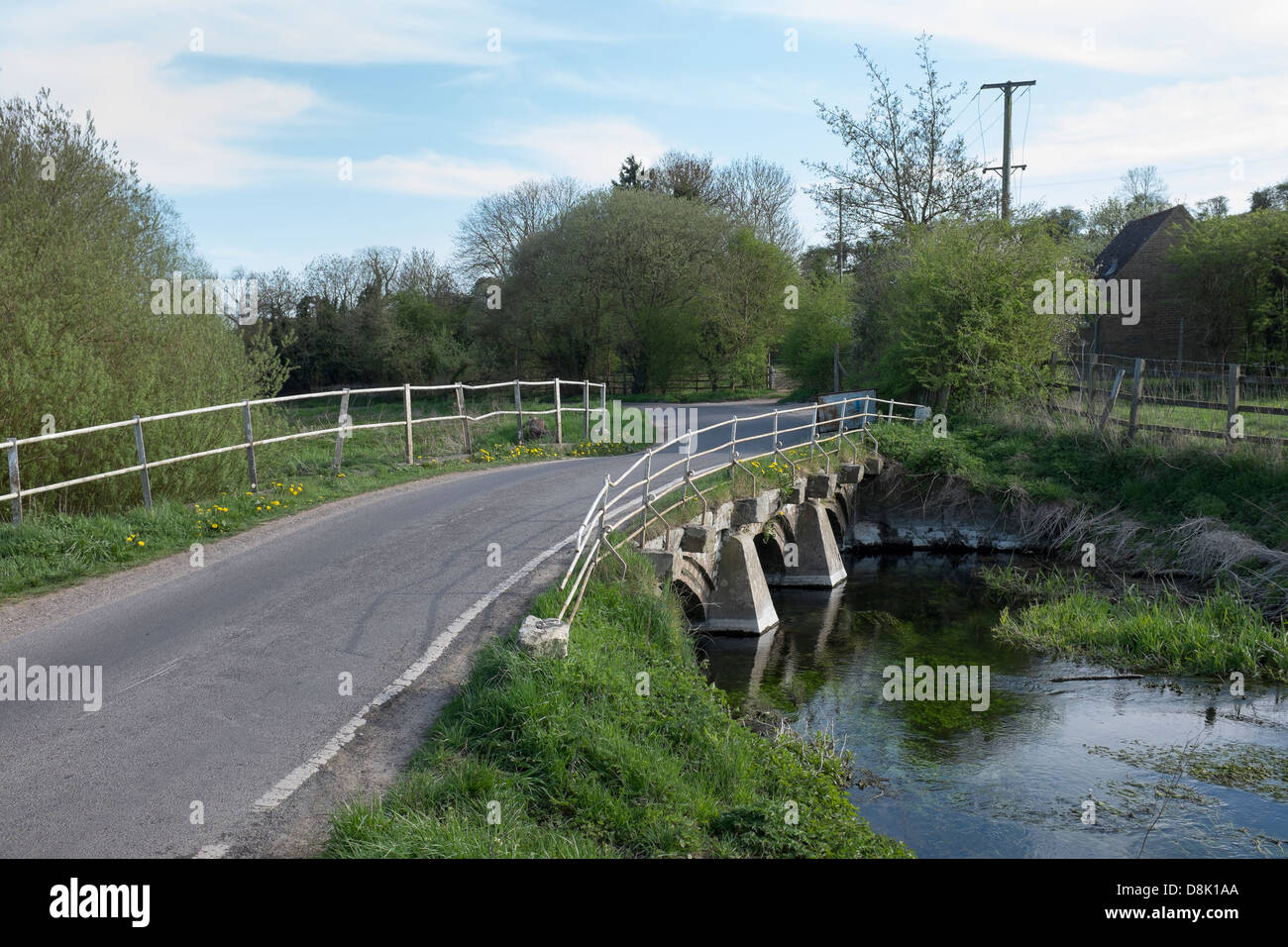 Bridge in village west kennet hi-res stock photography and images - Alamy