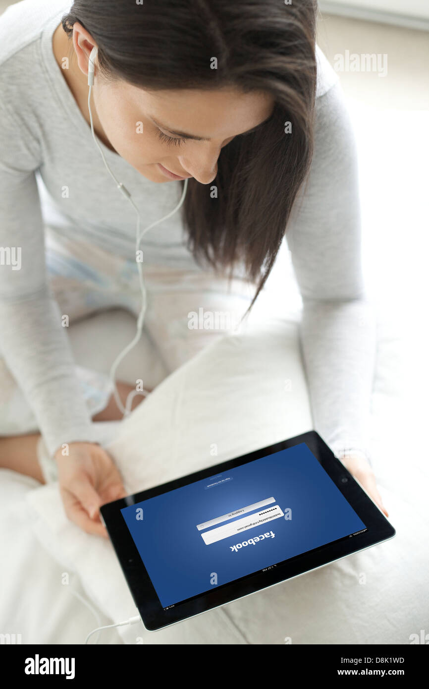 Reading computer screen ethnic hi-res stock photography and images - Alamy