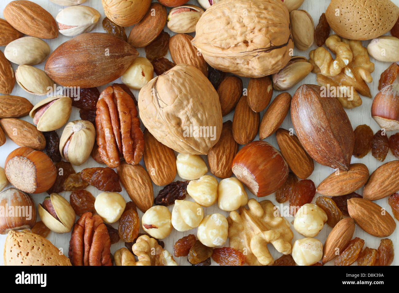 Almonds and mixed nuts with and without shell Stock Photo - Alamy