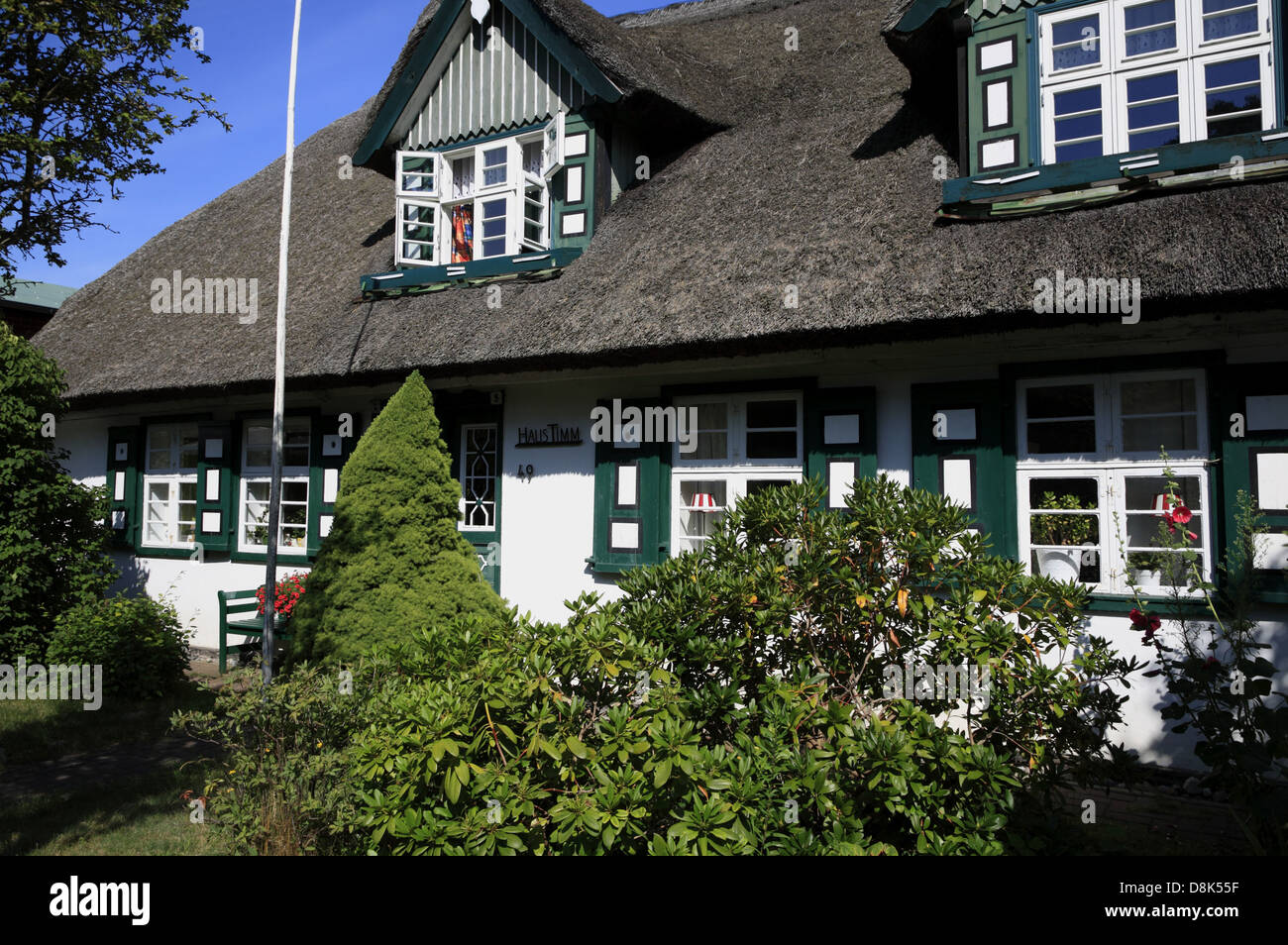 Traditional old thatched house in Graal-Mueritz, Baltic Sea ...