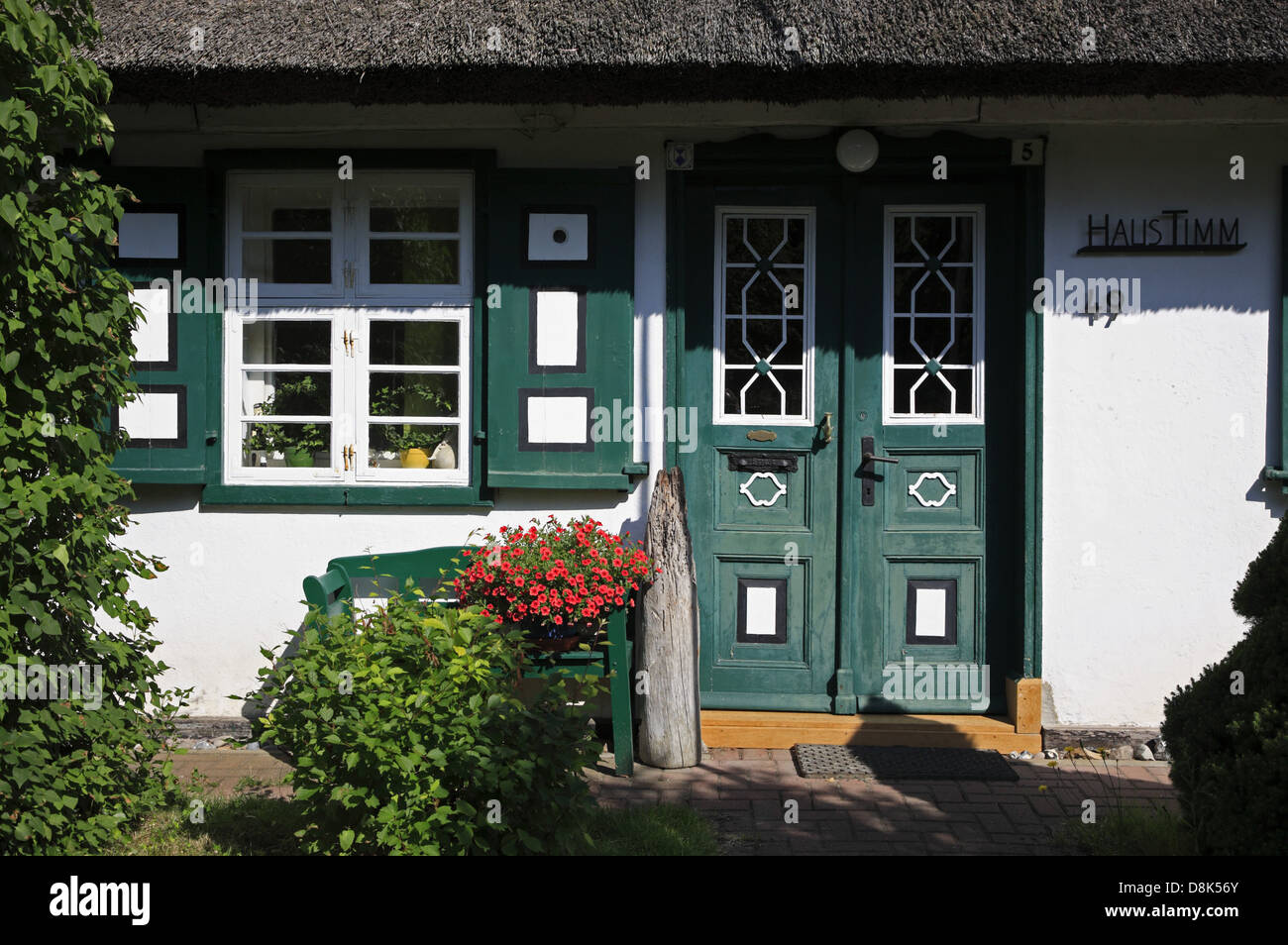 Traditional old thatched house in Graal-Mueritz, Baltic Sea ...