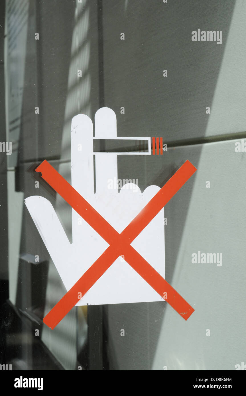 Smoke prohibition sign hi-res stock photography and images - Alamy