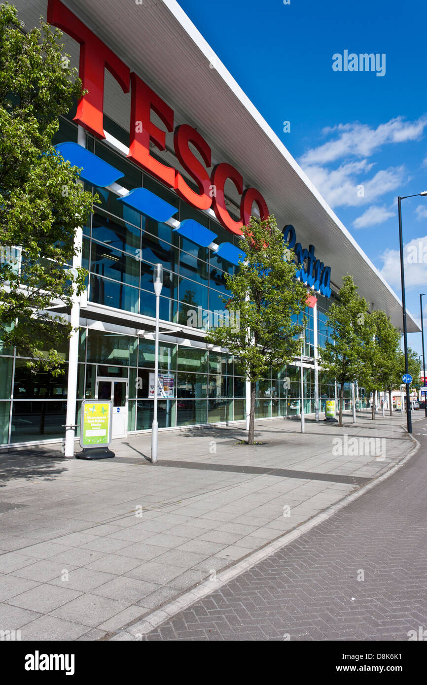 Exterior of Tesco Extra supermarket in Slough, Berkshire, England Stock ...