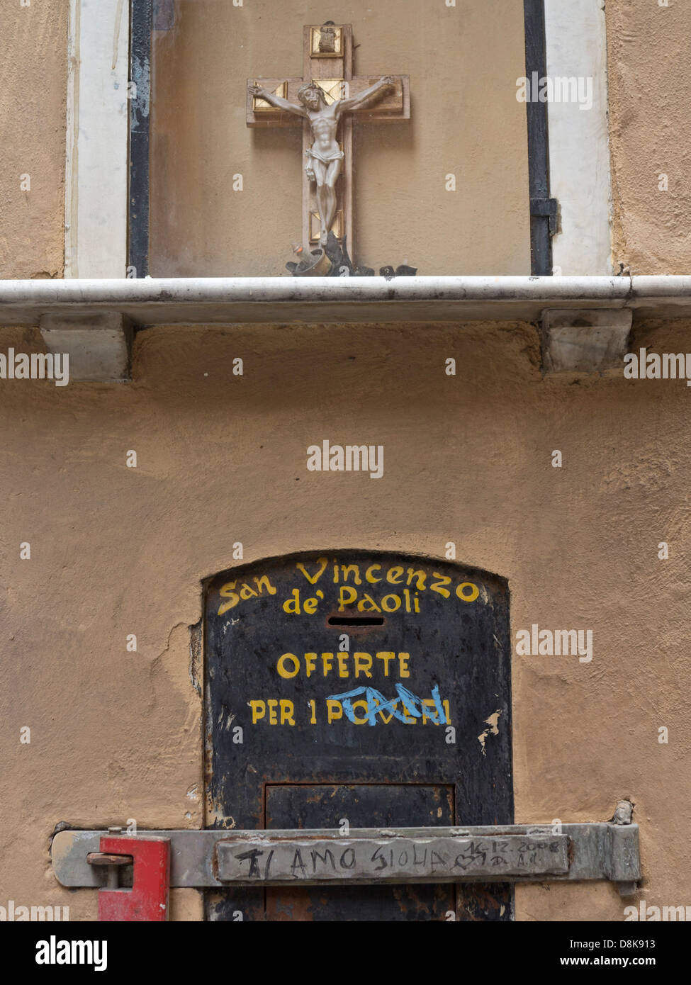 Altar and crucifix in the old town in Pisa,Tuscany,Italy Stock Photo ...