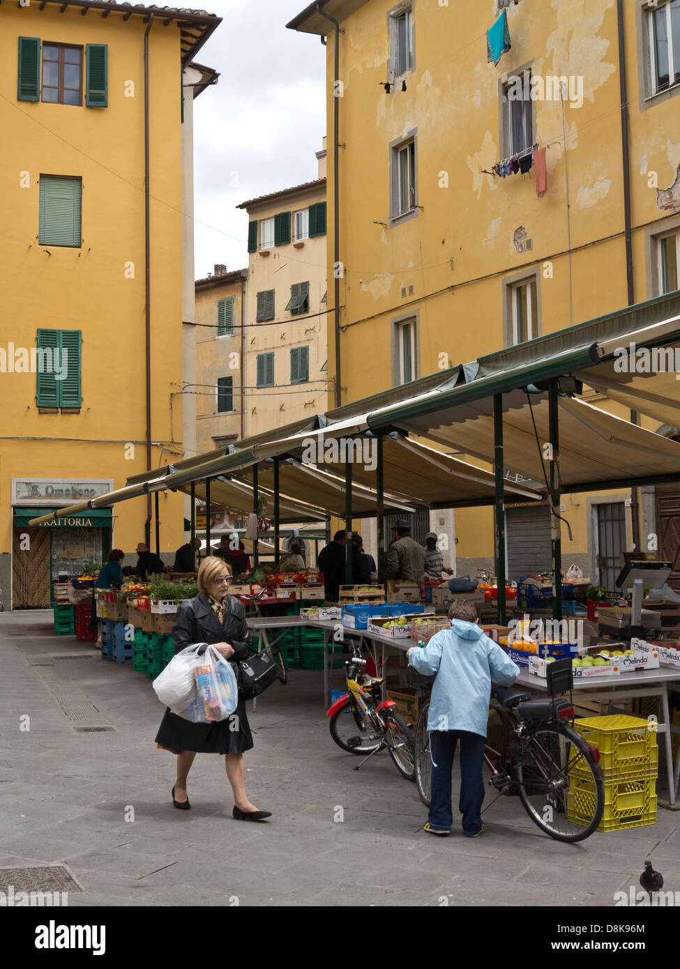 Fruit and vegetable market in the old town in Pisa,Tuscany,Italy Stock ...