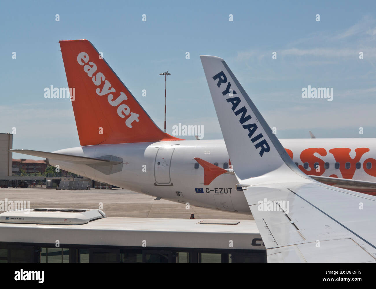 Ryanair and easyJet planes arriving in Pisa,Tuscany,Italy Stock Photo ...