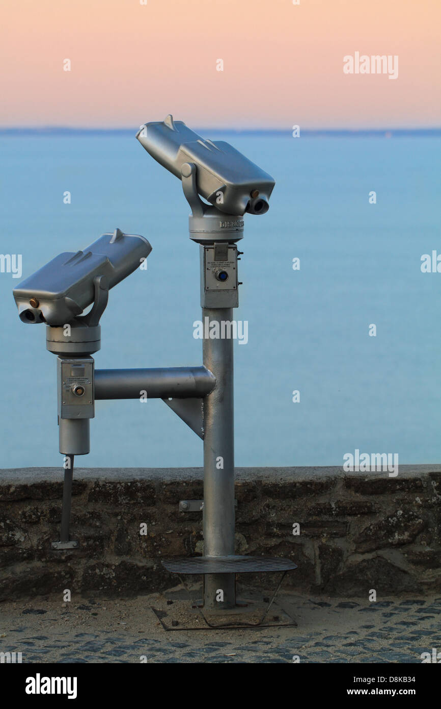 Lookout binoculars hi-res stock photography and images - Alamy