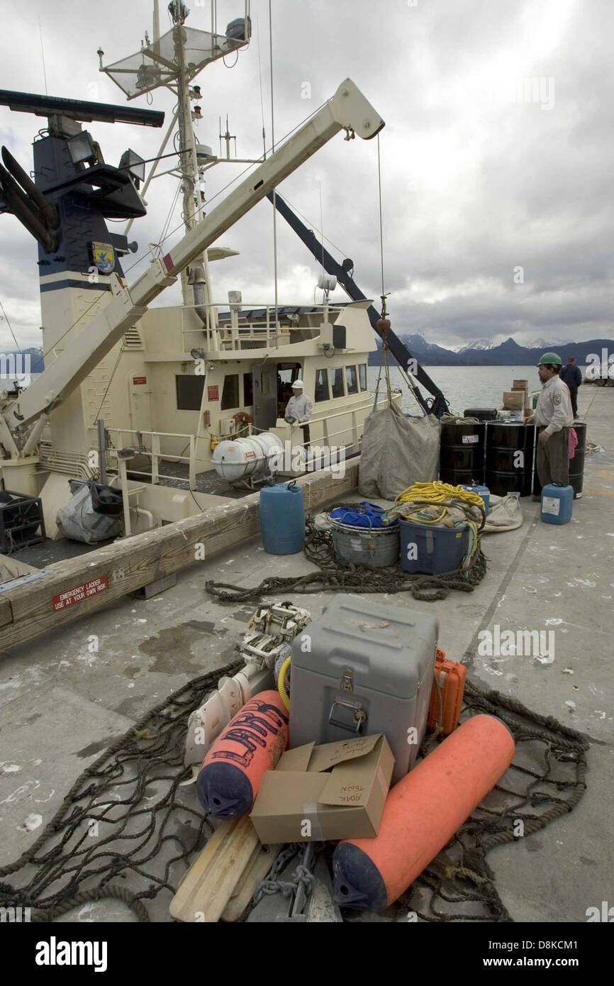 Cargo ship dock workers hi-res stock photography and images - Alamy