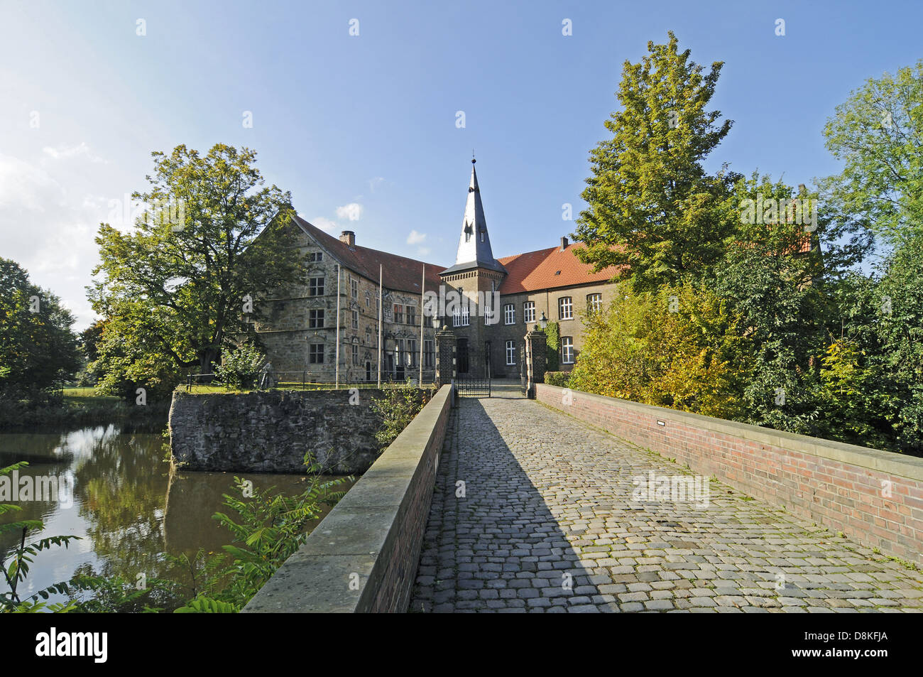 Fortification water moat bridge hi-res stock photography and images - Alamy