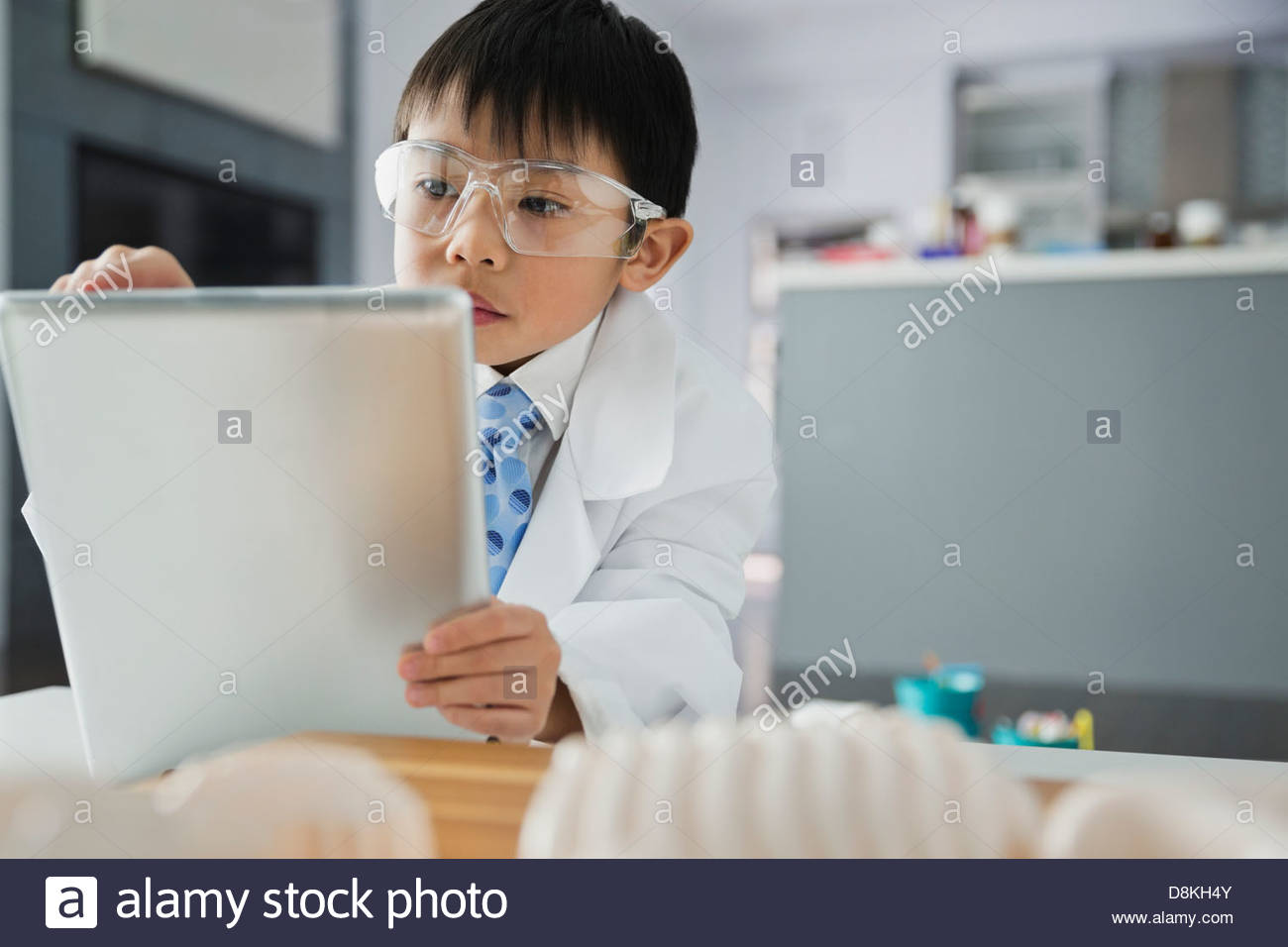 Child scientist hi-res stock photography and images - Alamy