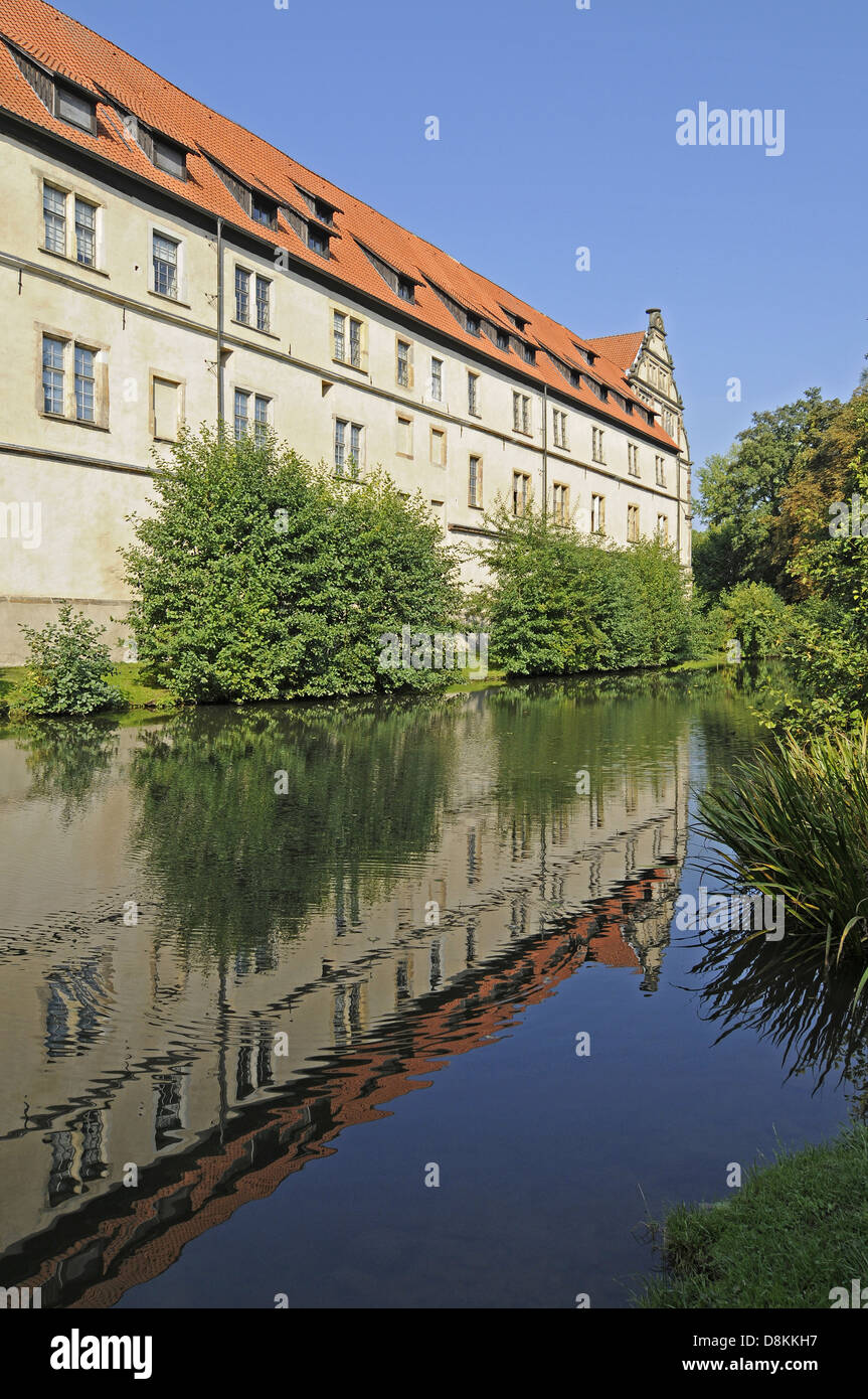 Waters moat hi-res stock photography and images - Alamy