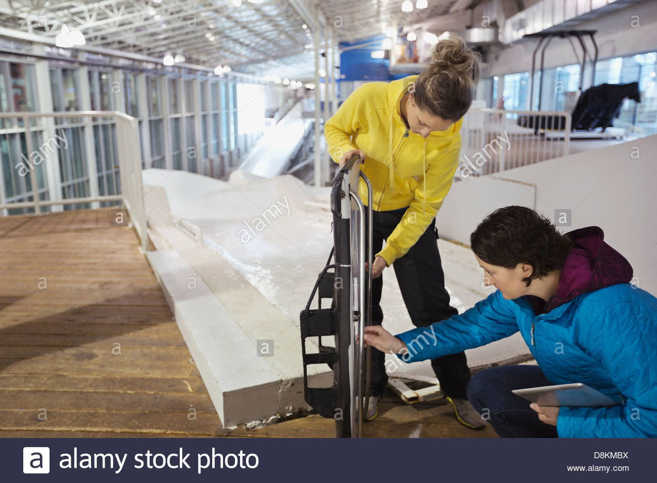 Crouching skeleton hi-res stock photography and images - Alamy