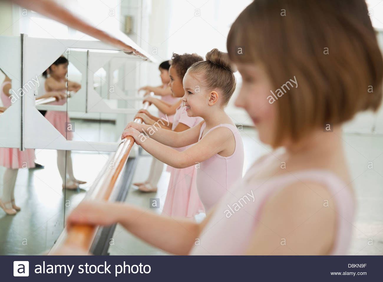 Girls ballet class hi-res stock photography and images - Alamy
