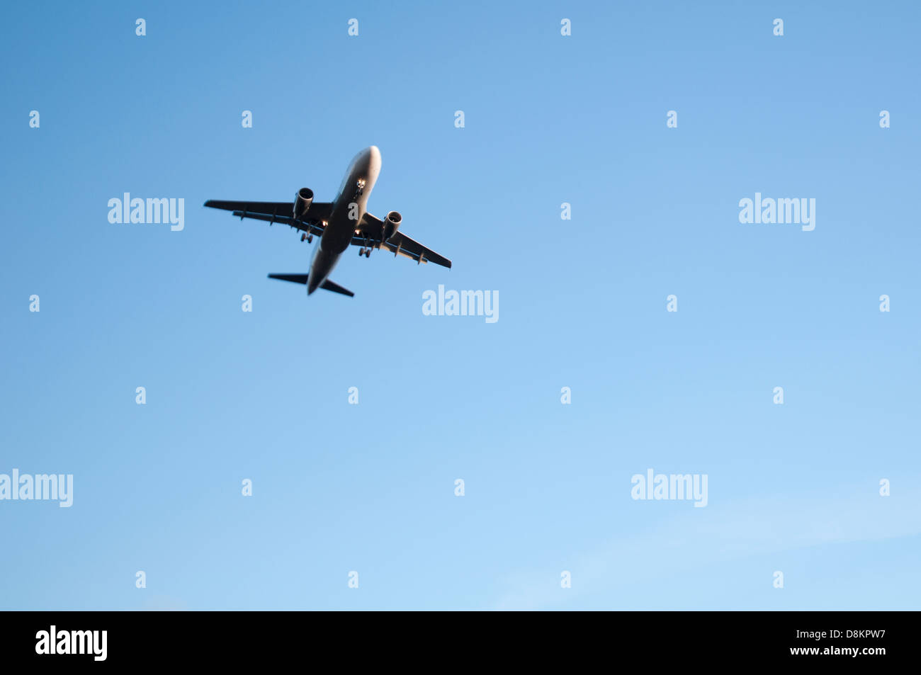 Landing airplane from below hi-res stock photography and images - Alamy