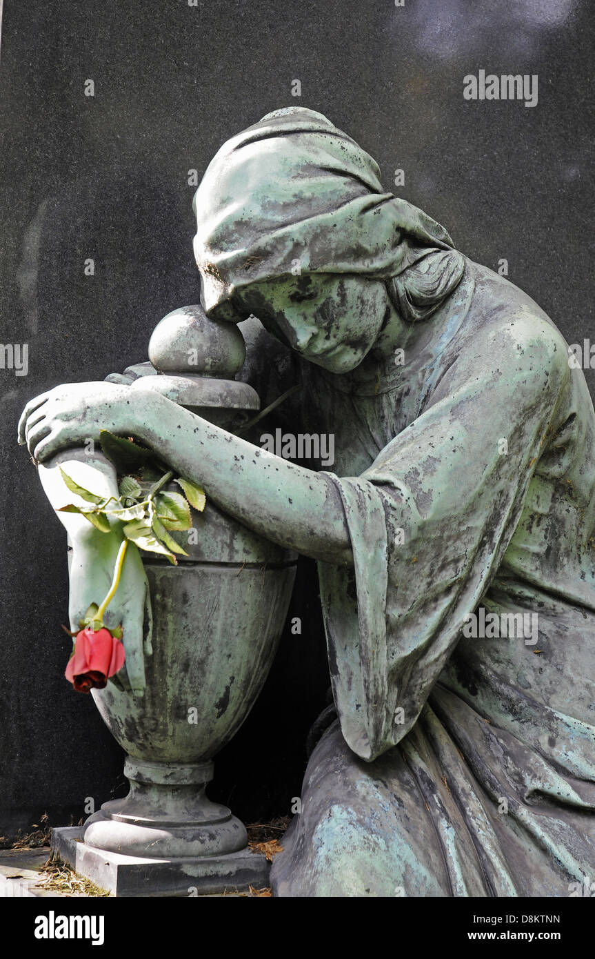 Woman flowers statue hi-res stock photography and images - Alamy