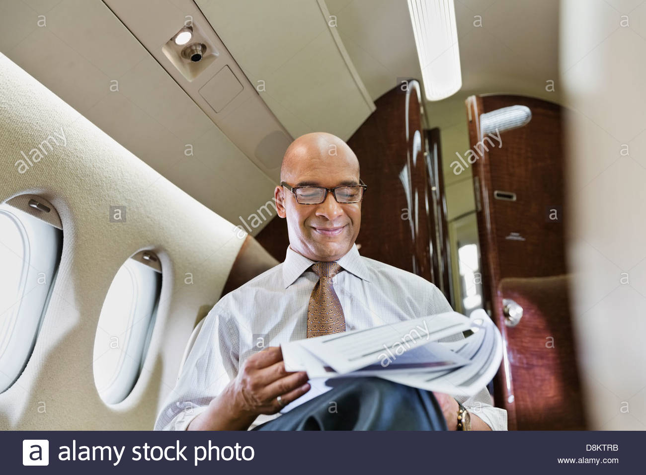 Businessman reading documents in airplane hi-res stock photography and ... Businessman reading documents in airplane hi-res stock photography and ...