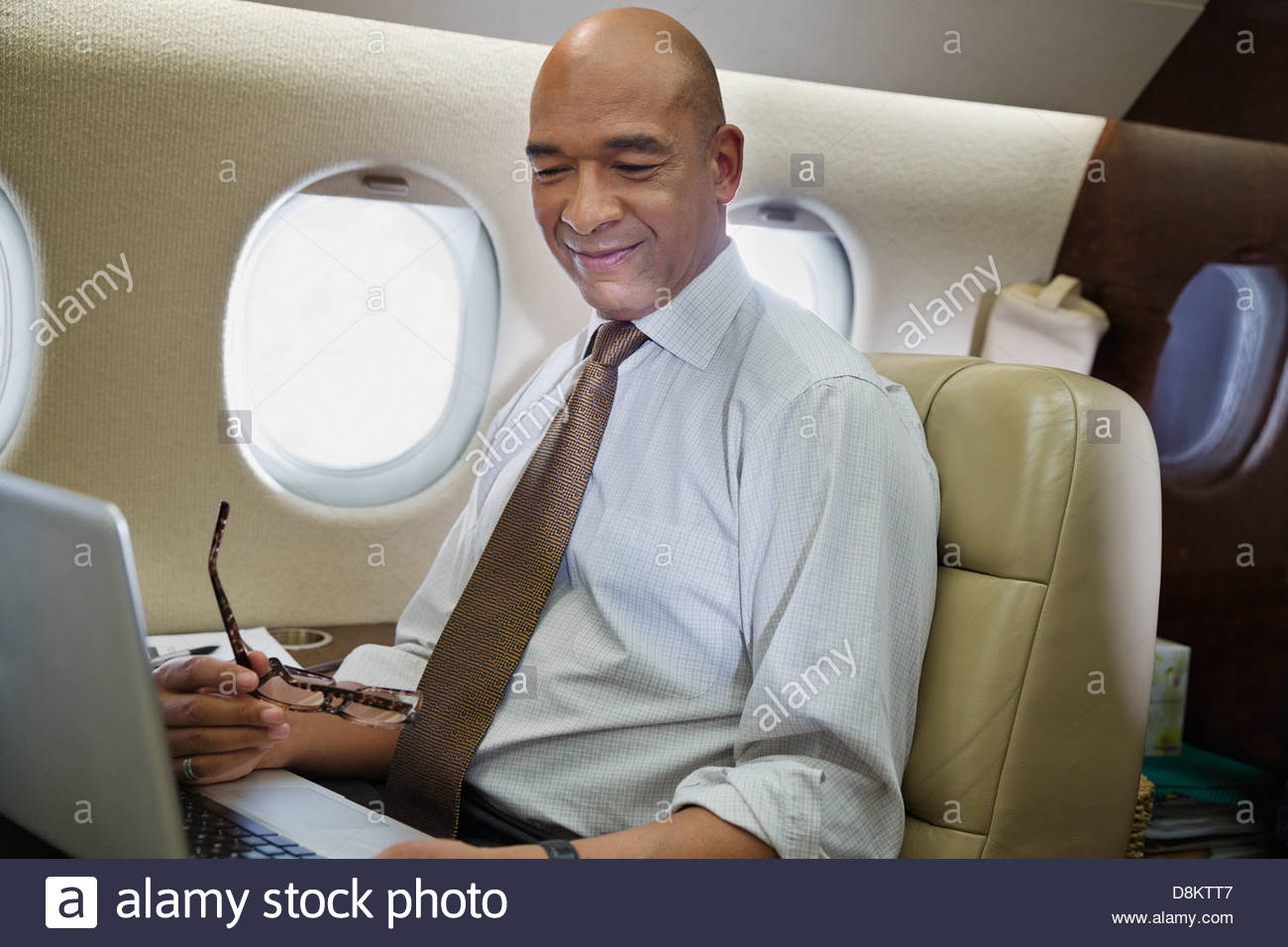 Working on an airplane hi-res stock photography and images - Alamy