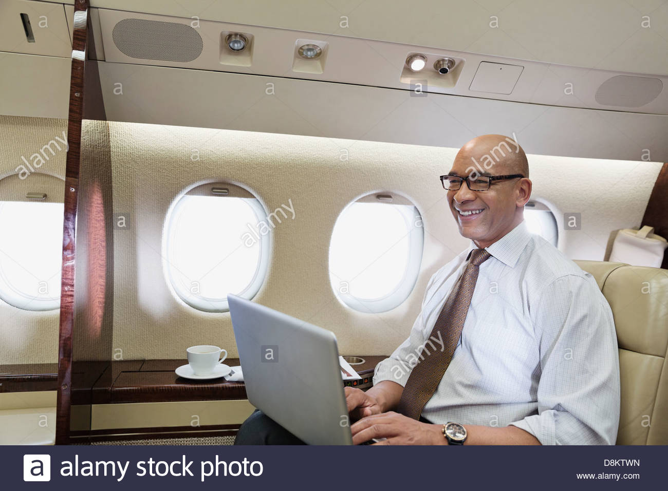 Working on an airplane hi-res stock photography and images - Alamy