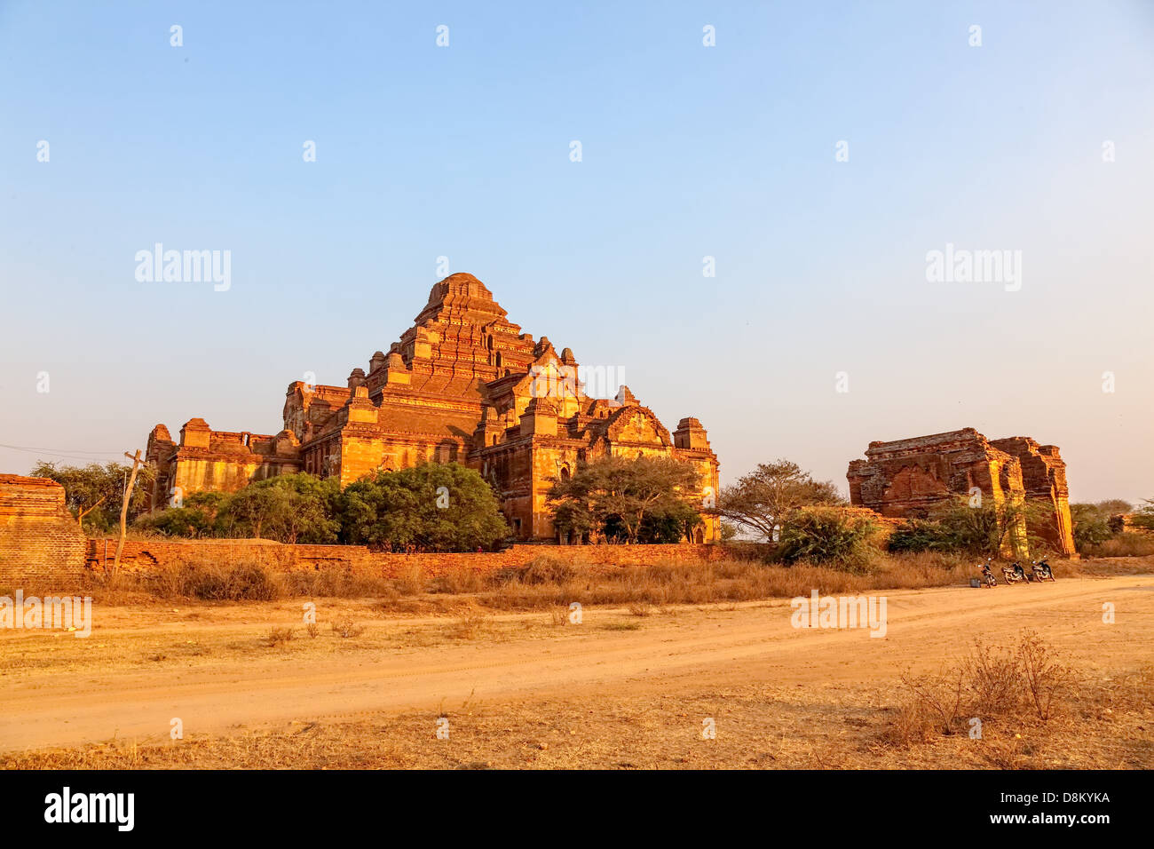 Dhammayangyi paya hi-res stock photography and images - Alamy
