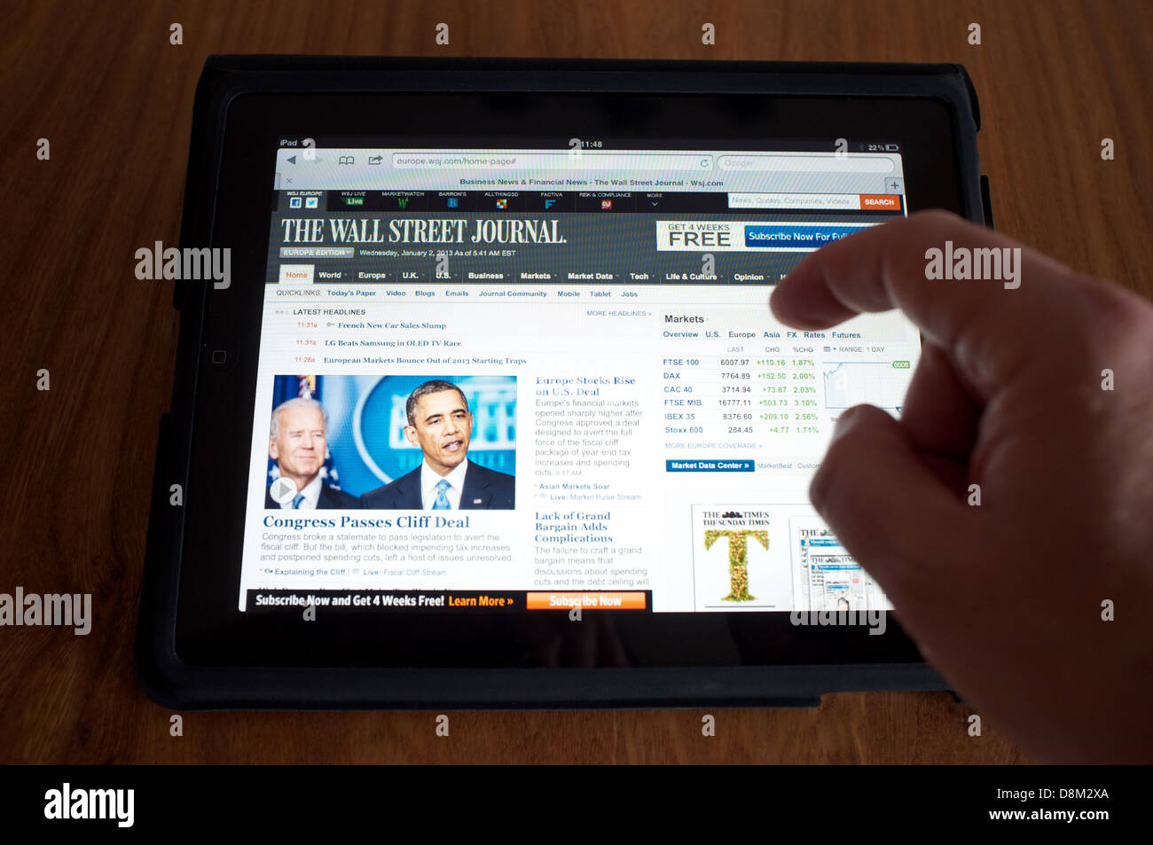 Tablet computers newspaper hi-res stock photography and images - Alamy