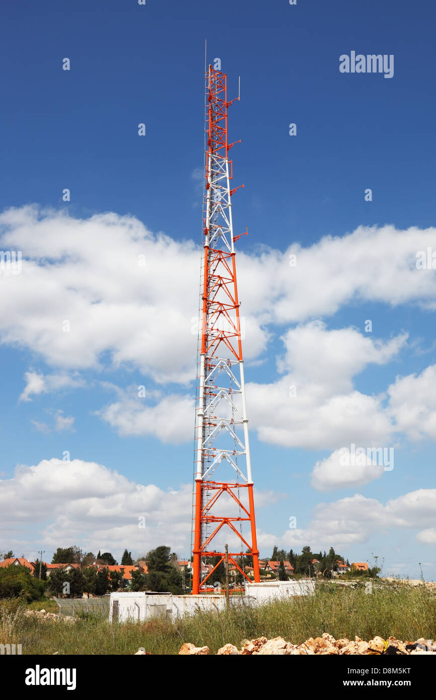 Red and white radio tower hi-res stock photography and images - Alamy