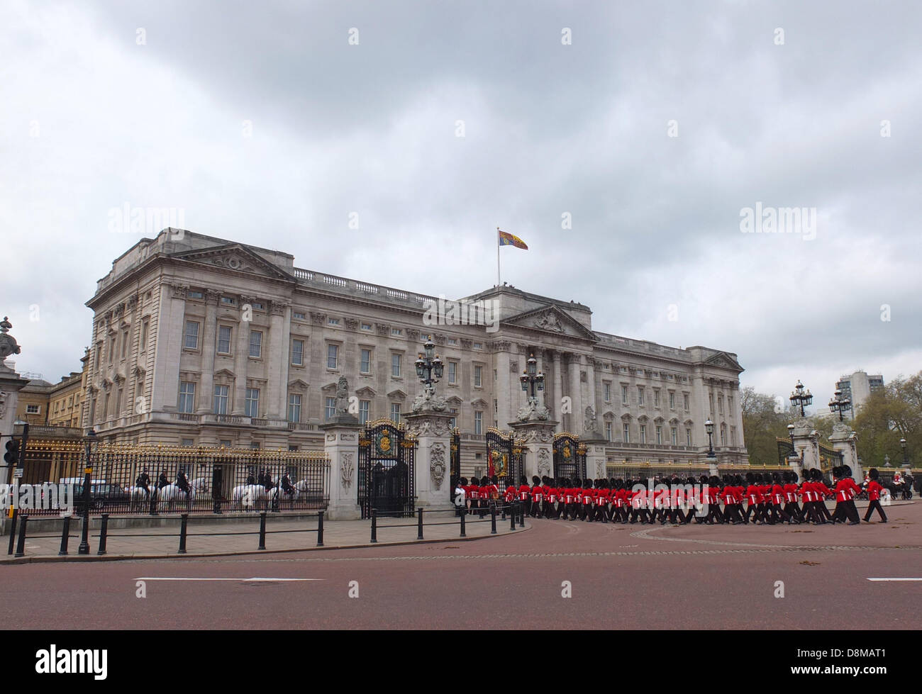 The Queen¬¥s Guard walk back to Buckingham Palace after Queen Elsabeth ...