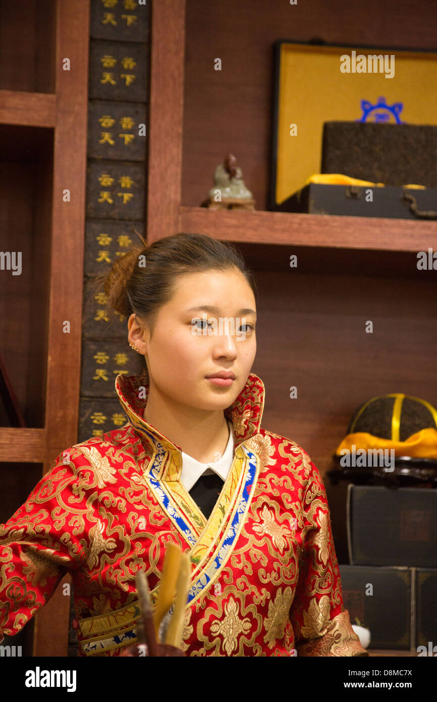 Chengdu tea-ceremony girl in costume Stock Photo - Alamy