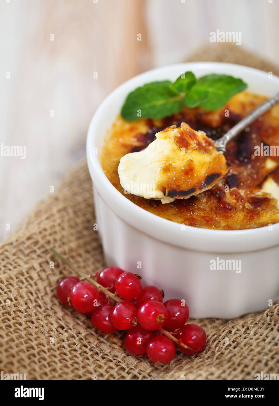Creme brulee (cream brulee, burnt cream Stock Photo - Alamy