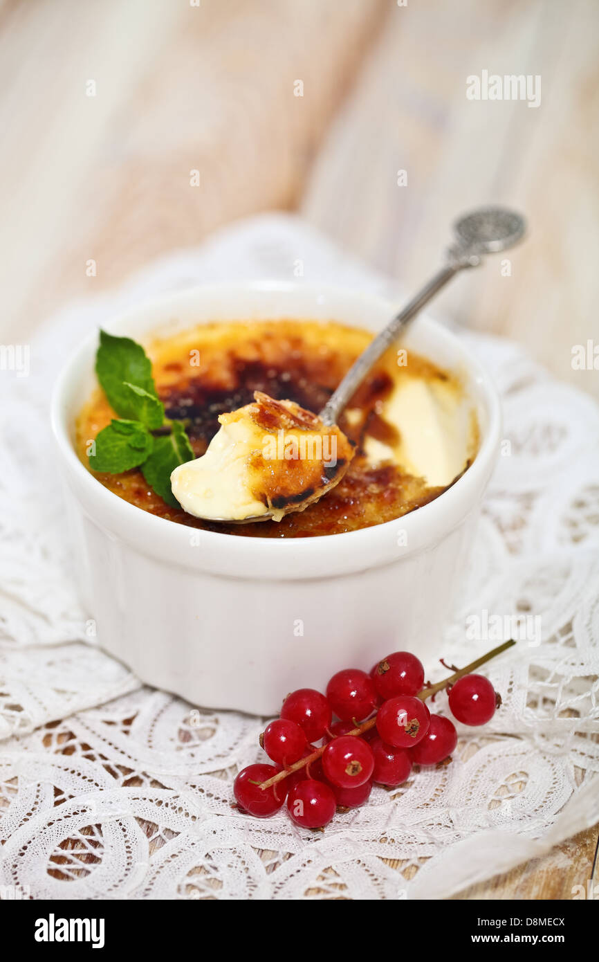 Creme brulee (cream brulee, burnt cream Stock Photo - Alamy