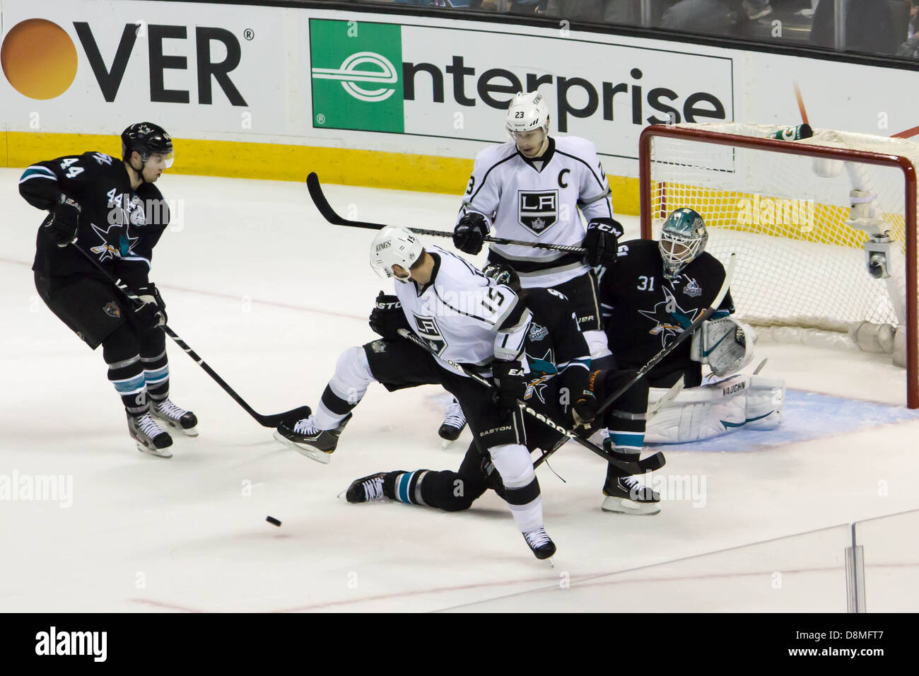 Crowding round hi-res stock photography and images - Alamy