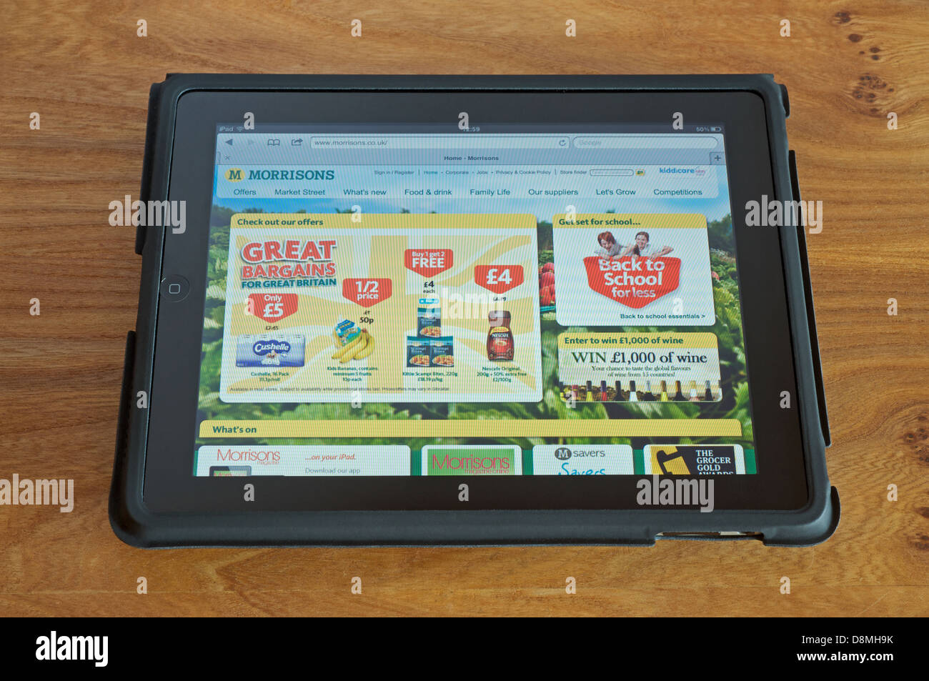 Supermarket, tablet computer hi-res stock photography and images - Alamy