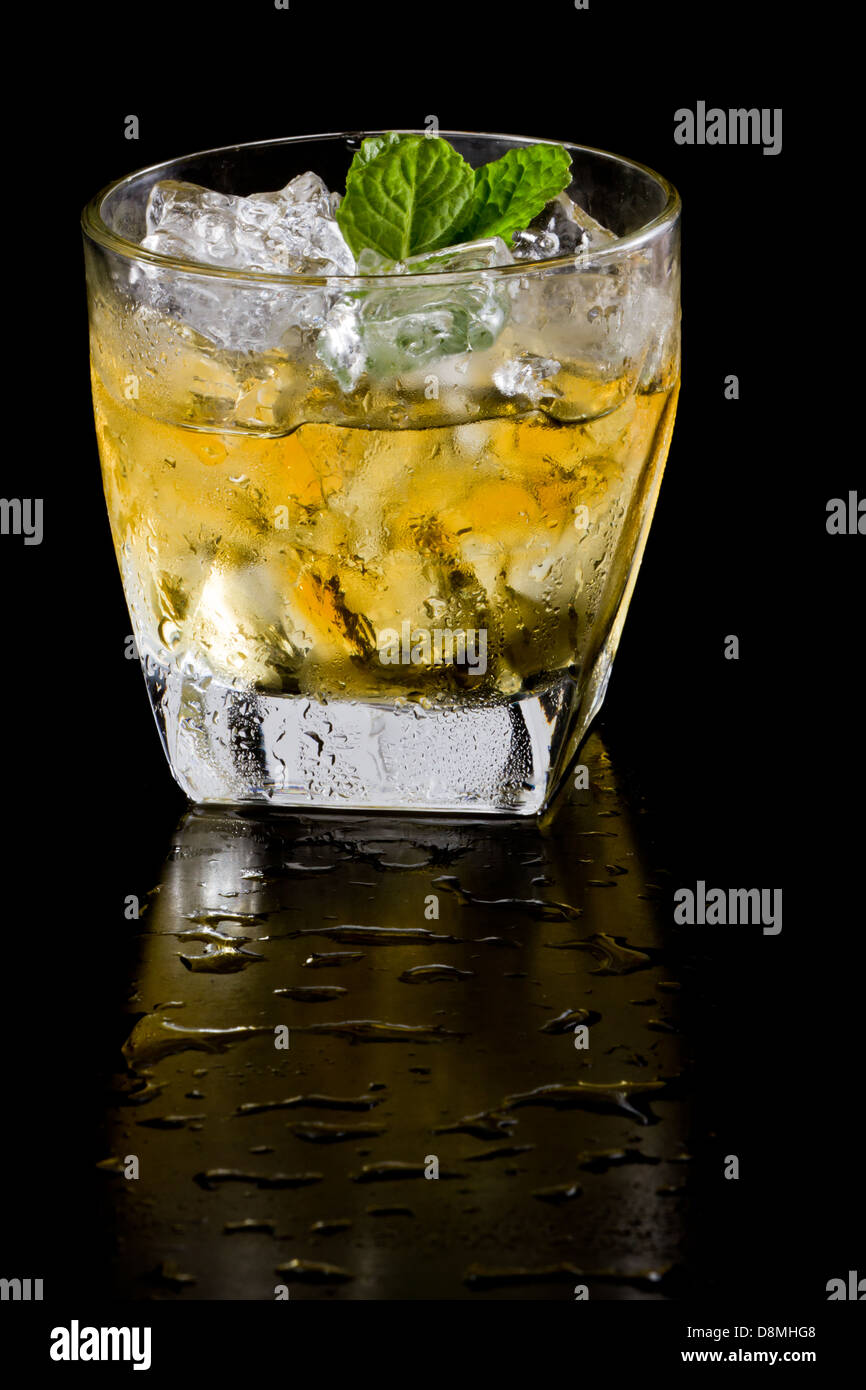 Green glass whiskey ice cubes hi-res stock photography and images - Alamy