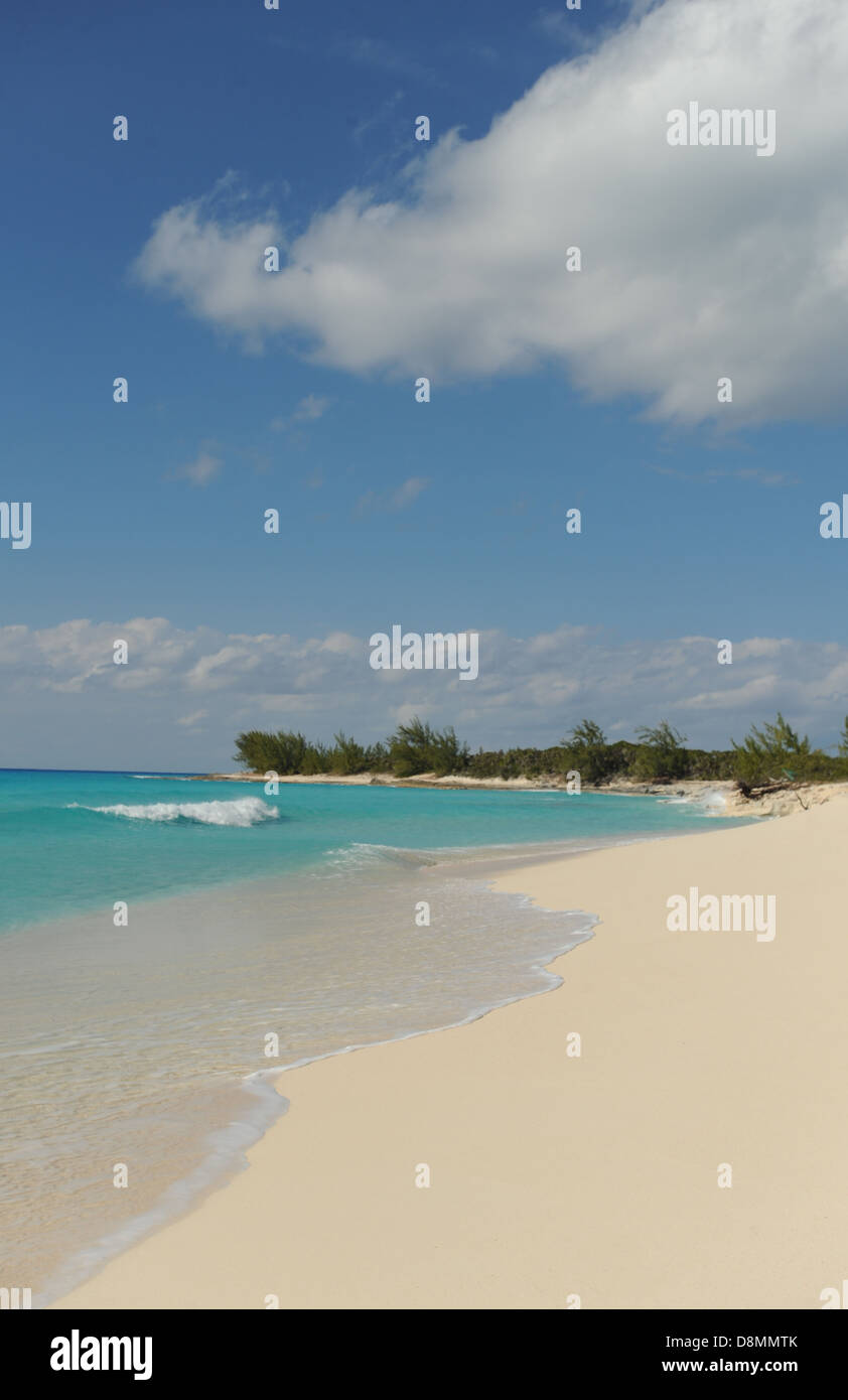 Tropical beach in the Bahamas with white sand and turquoise blue ocean ...