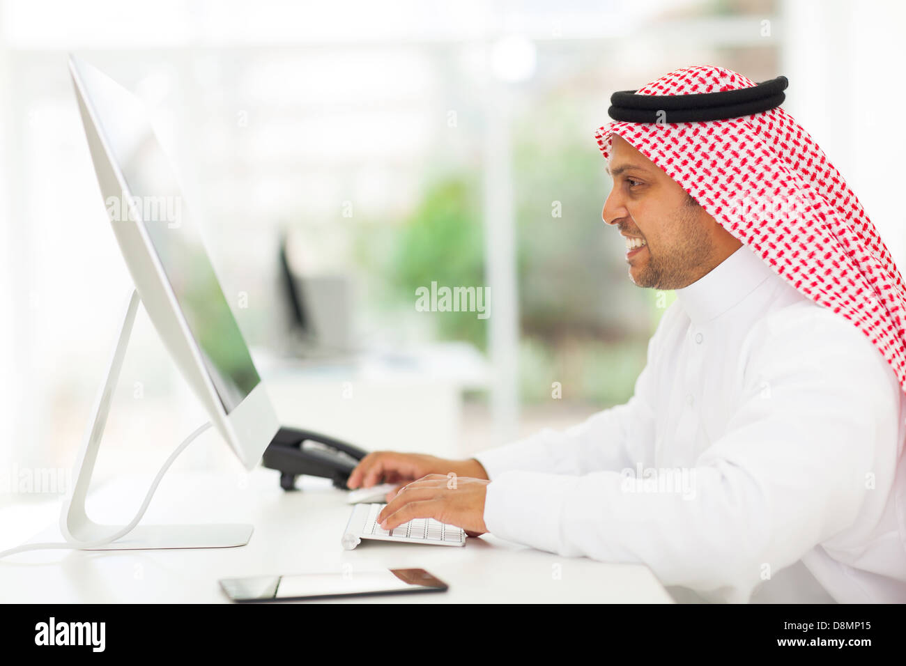 Saudi arab man computer office hi-res stock photography and images - Alamy